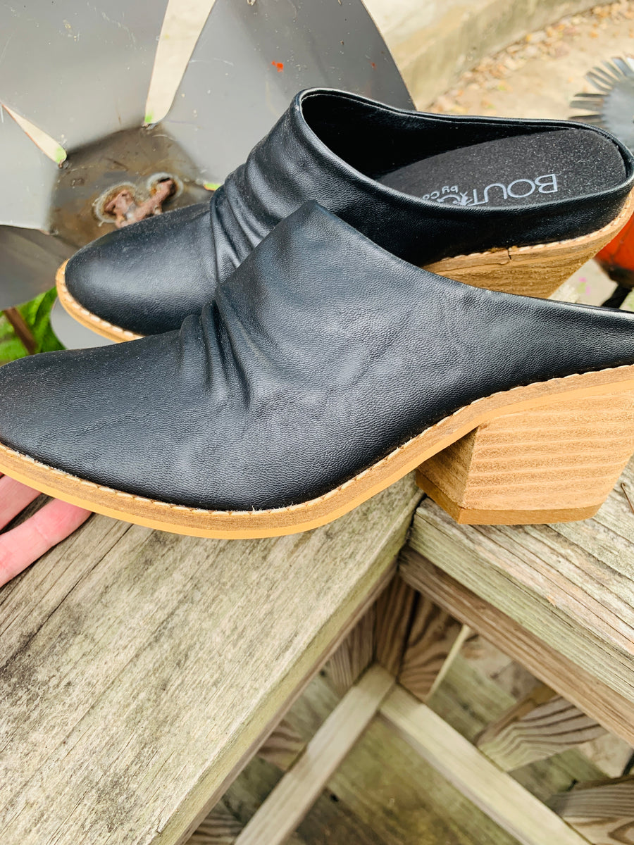 Black Streaming Mule Shoe – River Ruby Boutique
